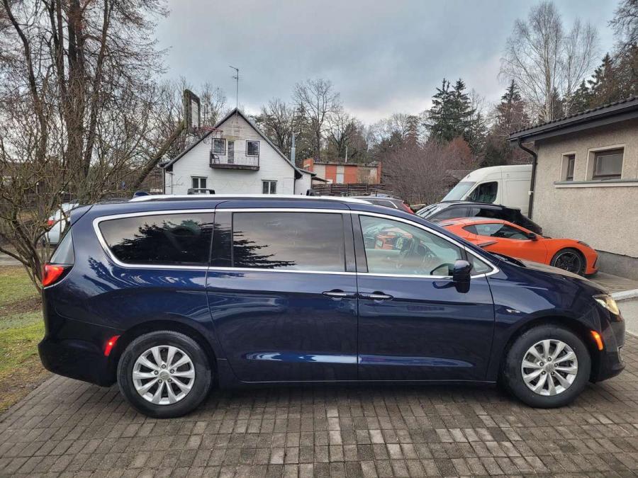 Zils Chrysler Pacifica 2018 Kauņa, ar dzinēja tilpumu 3.61 L un nobraukumu 169 tūkst. km par 14500 €, foto 8 vietnē AUTOMOTO.COM.LV