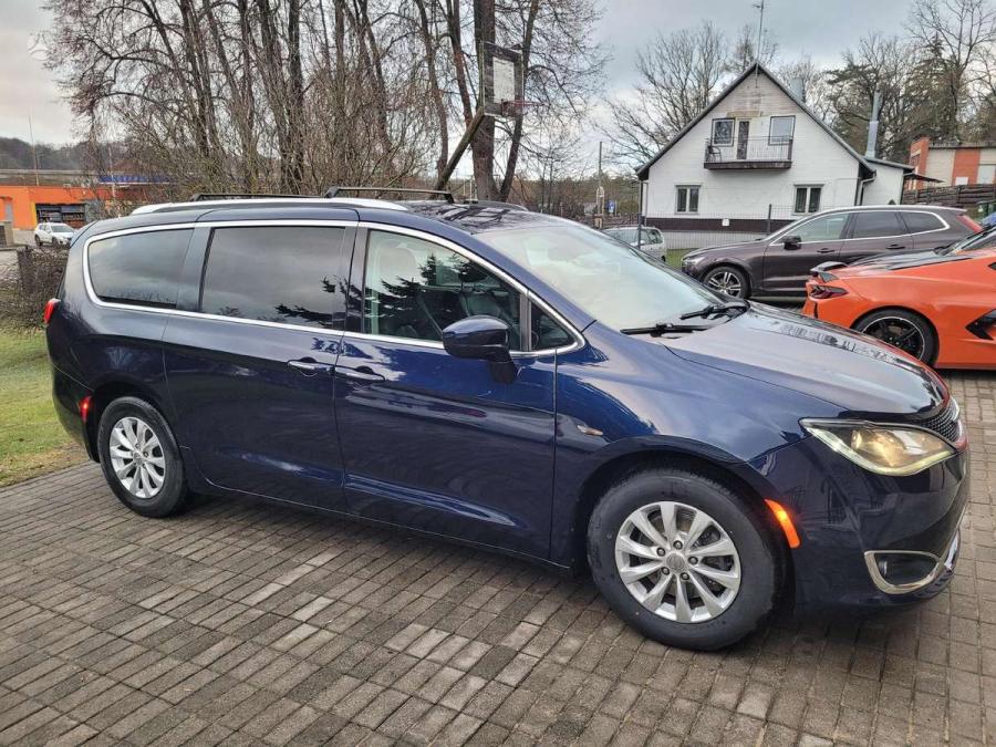 Zils Chrysler Pacifica 2018 Kauņa, ar dzinēja tilpumu 3.61 L un nobraukumu 169 tūkst. km par 14500 €, foto 9 vietnē AUTOMOTO.COM.LV