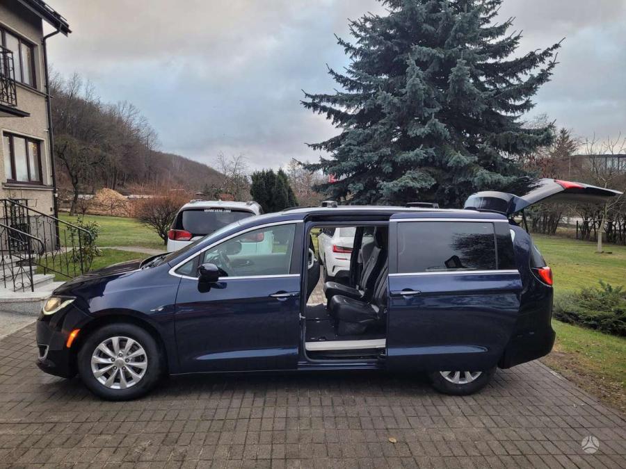 Zils Chrysler Pacifica 2018 Kauņa, ar dzinēja tilpumu 3.61 L un nobraukumu 169 tūkst. km par 14500 €, foto 10 vietnē AUTOMOTO.COM.LV