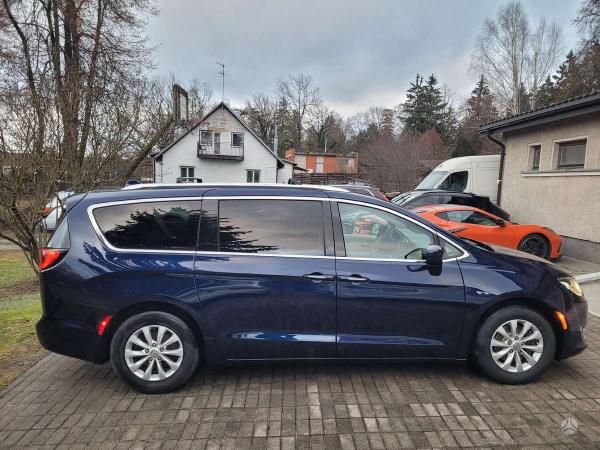 Zils Chrysler Pacifica 2018 Kauņa, ar dzinēja tilpumu 3.61 L un nobraukumu 169 tūkst. km par 13900 €, foto 6 vietnē AUTOMOTO.COM.LV