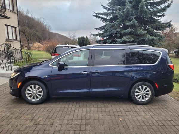 Zils Chrysler Pacifica 2018 Kauņa, ar dzinēja tilpumu 3.61 L un nobraukumu 169 tūkst. km par 13900 €, foto 10 vietnē AUTOMOTO.COM.LV