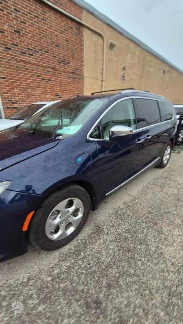 Blue Chrysler Pacifica 2018 in Plunge, with an engine capacity of 3.60 L and mileage of 290 thousand km for 8000 €, photo 2 on AUTOMOTO.COM.LV