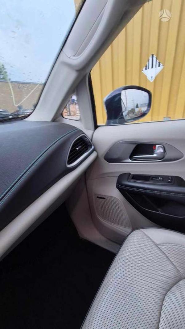 Blue Chrysler Pacifica 2018 in Plunge, with an engine capacity of 3.60 L and mileage of 290 thousand km for 8000 €, photo 4 on AUTOMOTO.COM.LV