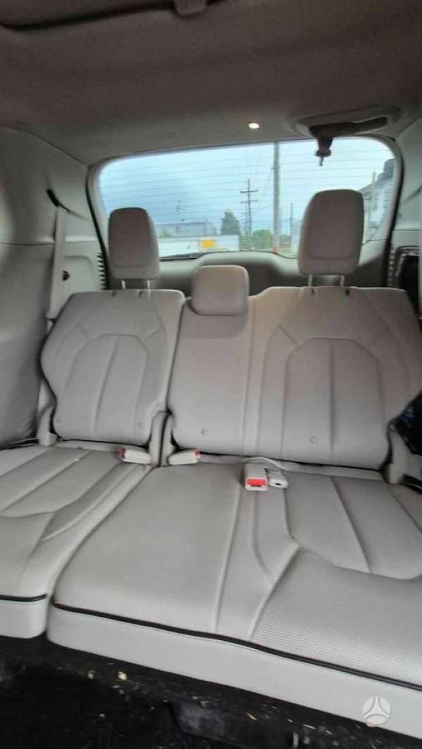 Blue Chrysler Pacifica 2018 in Plunge, with an engine capacity of 3.60 L and mileage of 290 thousand km for 8000 €, photo 7 on AUTOMOTO.COM.LV