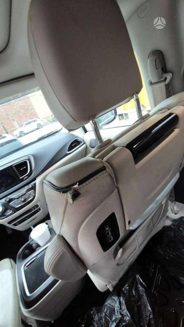 Blue Chrysler Pacifica 2018 in Plunge, with an engine capacity of 3.60 L and mileage of 290 thousand km for 8000 €, photo 8 on AUTOMOTO.COM.LV