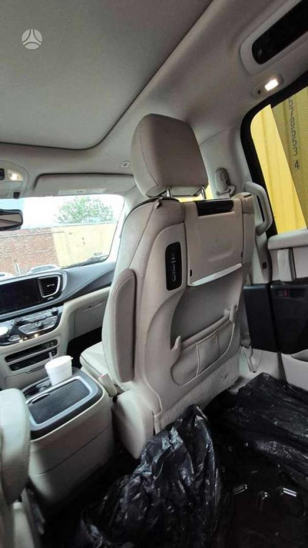 Blue Chrysler Pacifica 2018 in Plunge, with an engine capacity of 3.60 L and mileage of 290 thousand km for 8000 €, photo 9 on AUTOMOTO.COM.LV