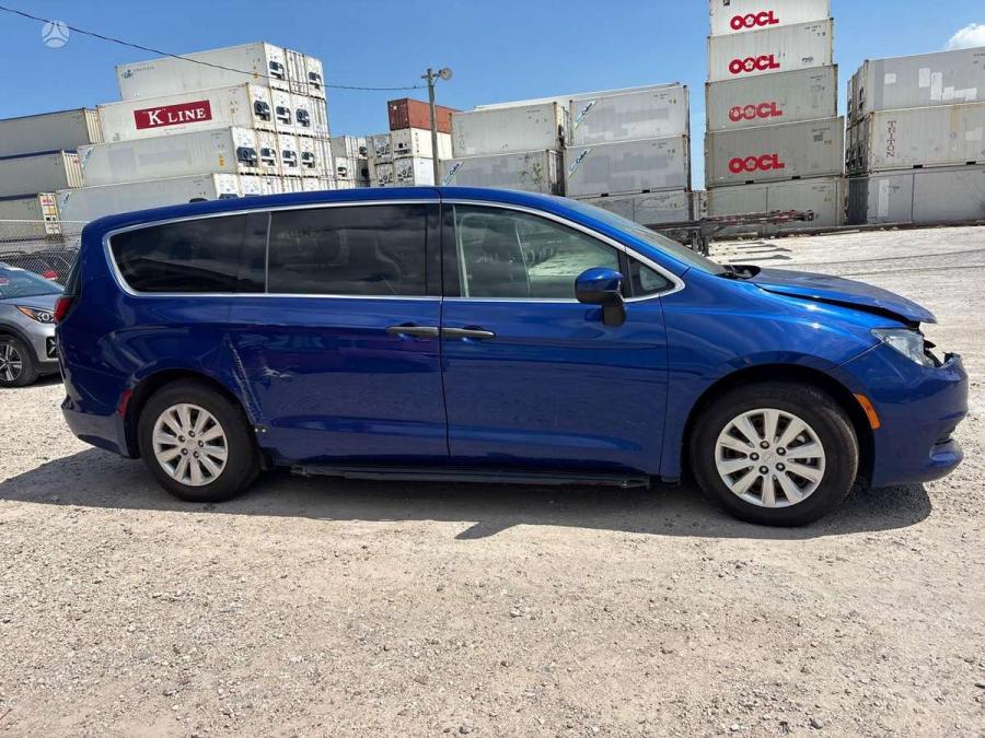 Blue Chrysler Pacifica 2019 in Klaipeda, with an engine capacity of 3.60 L and mileage of 78 thousand km for 8000 €, photo 1 on AUTOMOTO.COM.LV