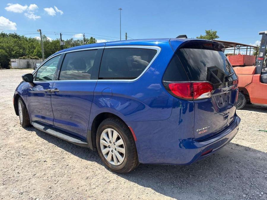 Blue Chrysler Pacifica 2019 in Klaipeda, with an engine capacity of 3.60 L and mileage of 78 thousand km for 8000 €, photo 6 on AUTOMOTO.COM.LV