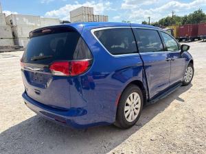 Blue Chrysler Pacifica 2019 in Klaipeda, with an engine capacity of 3.60 L and mileage of 78 thousand km for 8000 €, photo 7 on AUTOMOTO.COM.LV