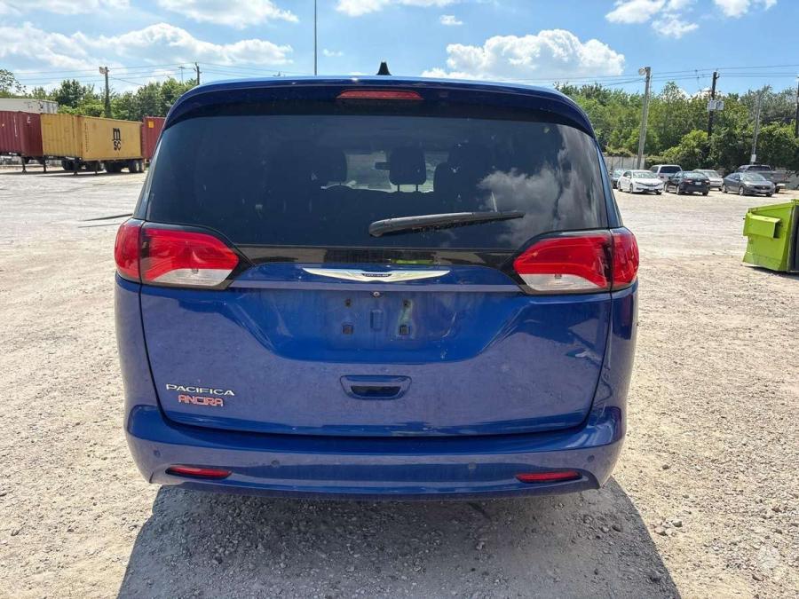 Blue Chrysler Pacifica 2019 in Klaipeda, with an engine capacity of 3.60 L and mileage of 78 thousand km for 8000 €, photo 9 on AUTOMOTO.COM.LV