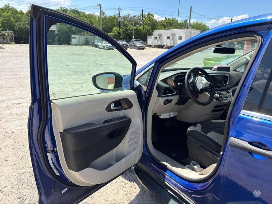 Blue Chrysler Pacifica 2019 in Klaipeda, with an engine capacity of 3.60 L and mileage of 78 thousand km for 8000 €, photo 12 on AUTOMOTO.COM.LV