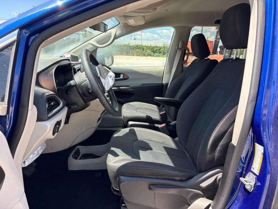 Blue Chrysler Pacifica 2019 in Klaipeda, with an engine capacity of 3.60 L and mileage of 78 thousand km for 8000 €, photo 13 on AUTOMOTO.COM.LV