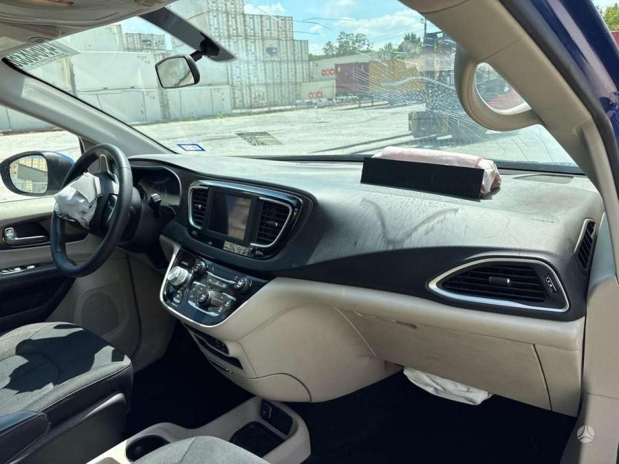 Blue Chrysler Pacifica 2019 in Klaipeda, with an engine capacity of 3.60 L and mileage of 78 thousand km for 8000 €, photo 14 on AUTOMOTO.COM.LV