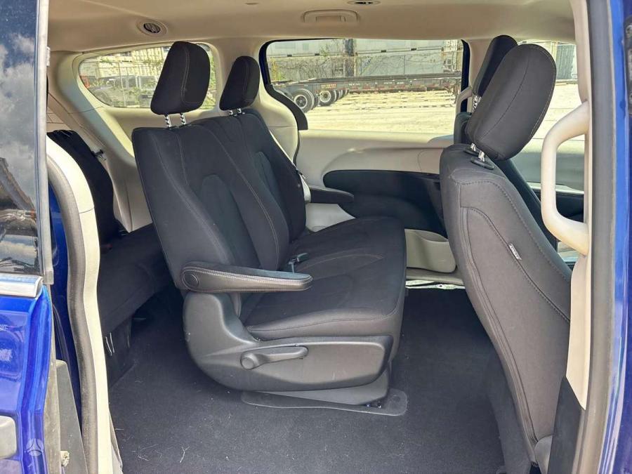 Blue Chrysler Pacifica 2019 in Klaipeda, with an engine capacity of 3.60 L and mileage of 78 thousand km for 8000 €, photo 16 on AUTOMOTO.COM.LV