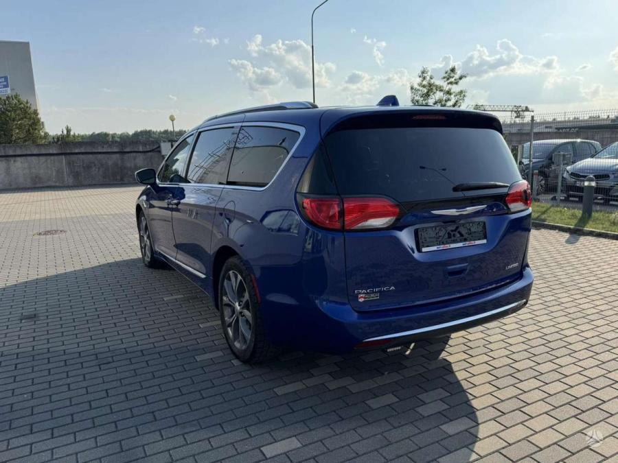 Blue Chrysler Pacifica 2019 in Siauliai, with an engine capacity of 3.60 L and mileage of 210 thousand km for 15250 €, photo 6 on AUTOMOTO.COM.LV
