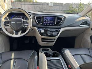 Blue Chrysler Pacifica 2019 in Siauliai, with an engine capacity of 3.60 L and mileage of 210 thousand km for 15250 €, photo 11 on AUTOMOTO.COM.LV