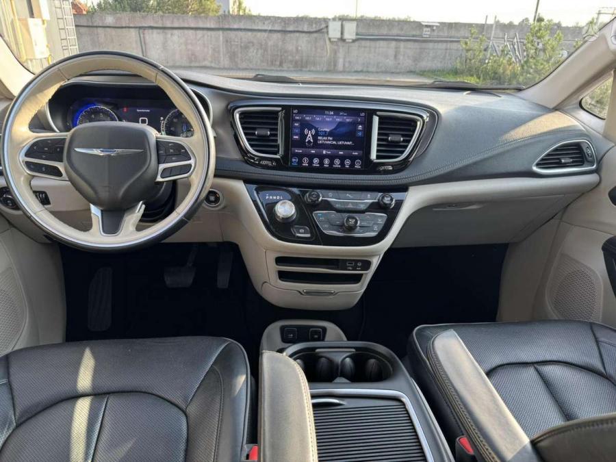 Blue Chrysler Pacifica 2019 in Siauliai, with an engine capacity of 3.60 L and mileage of 210 thousand km for 15250 €, photo 11 on AUTOMOTO.COM.LV