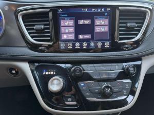 Blue Chrysler Pacifica 2019 in Siauliai, with an engine capacity of 3.60 L and mileage of 210 thousand km for 15250 €, photo 15 on AUTOMOTO.COM.LV