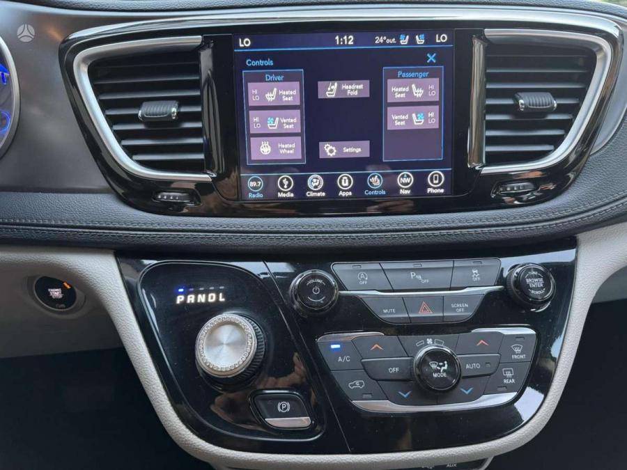 Blue Chrysler Pacifica 2019 in Siauliai, with an engine capacity of 3.60 L and mileage of 210 thousand km for 15250 €, photo 15 on AUTOMOTO.COM.LV