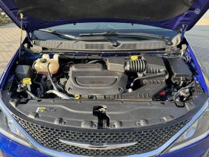 Blue Chrysler Pacifica 2019 in Siauliai, with an engine capacity of 3.60 L and mileage of 210 thousand km for 15250 €, photo 26 on AUTOMOTO.COM.LV