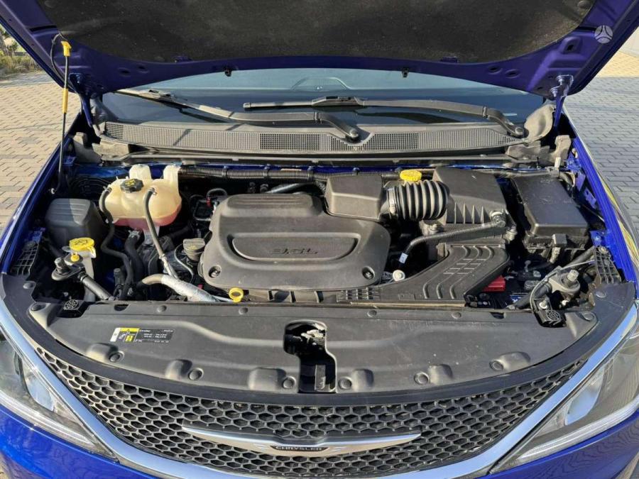 Blue Chrysler Pacifica 2019 in Siauliai, with an engine capacity of 3.60 L and mileage of 210 thousand km for 15250 €, photo 26 on AUTOMOTO.COM.LV