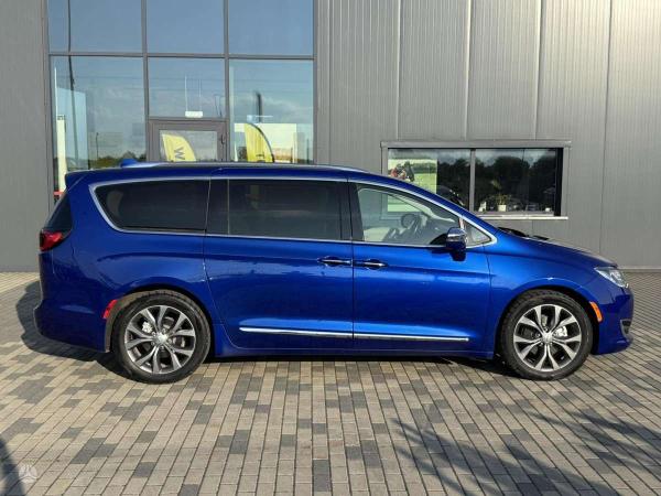 Крайслер Пасифик 2019 в Шяуляй на AUTOMOTO.COM.LV Синий Крайслер Пасифик 2019 в Шяуляй, объемом двигателя 3.60 л и пробегом 210 тыс. км за 14750 €, фото 8 на AUTOMOTO.COM.LV