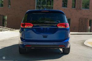 Blue Chrysler Pacifica 2020 in Klaipeda, with an engine capacity of 3.60 L and mileage of 133 thousand km for 18000 €, photo 7 on AUTOMOTO.COM.LV