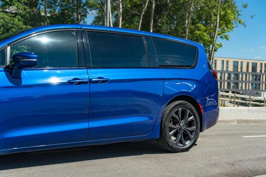 Blue Chrysler Pacifica 2020 in Klaipeda, with an engine capacity of 3.60 L and mileage of 133 thousand km for 18000 €, photo 12 on AUTOMOTO.COM.LV