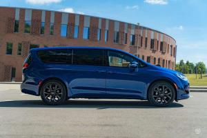 Blue Chrysler Pacifica 2020 in Klaipeda, with an engine capacity of 3.60 L and mileage of 133 thousand km for 18000 €, photo 13 on AUTOMOTO.COM.LV