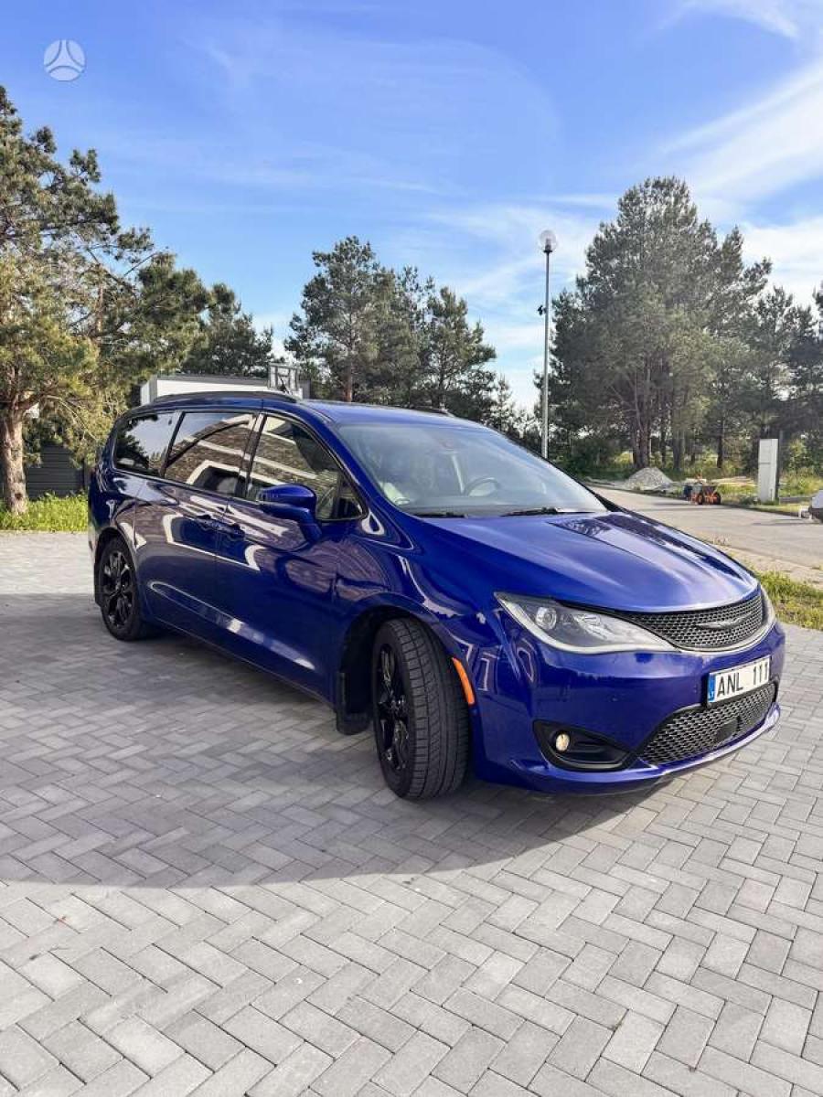 Blue Chrysler Pacifica 2020 in Klaipeda, with an engine capacity of 0.00 L and mileage of 190 thousand km for 15900 €, photo 1 on AUTOMOTO.COM.LV