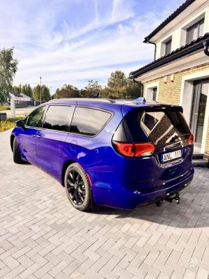 Blue Chrysler Pacifica 2020 in Klaipeda, with an engine capacity of 0.00 L and mileage of 190 thousand km for 15900 €, photo 4 on AUTOMOTO.COM.LV