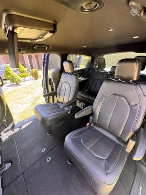 Blue Chrysler Pacifica 2020 in Klaipeda, with an engine capacity of 0.00 L and mileage of 190 thousand km for 15900 €, photo 9 on AUTOMOTO.COM.LV