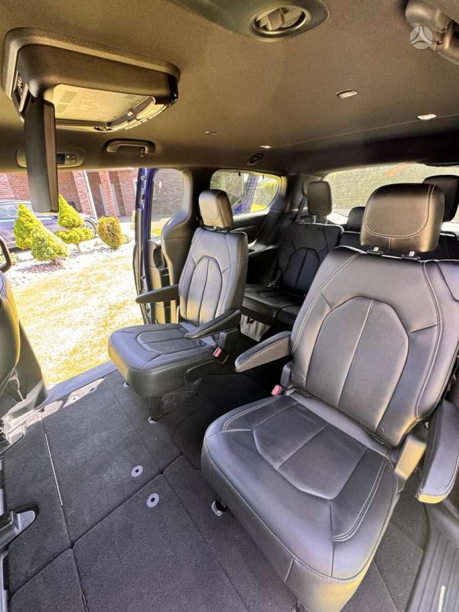 Blue Chrysler Pacifica 2020 in Klaipeda, with an engine capacity of 0.00 L and mileage of 190 thousand km for 15900 €, photo 9 on AUTOMOTO.COM.LV