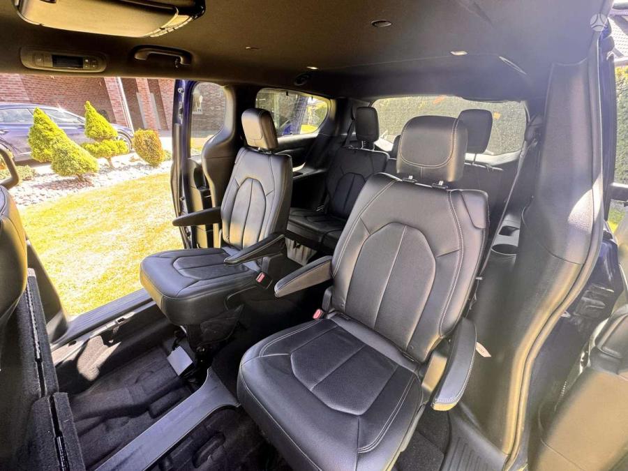 Blue Chrysler Pacifica 2020 in Klaipeda, with an engine capacity of 0.00 L and mileage of 190 thousand km for 15900 €, photo 11 on AUTOMOTO.COM.LV