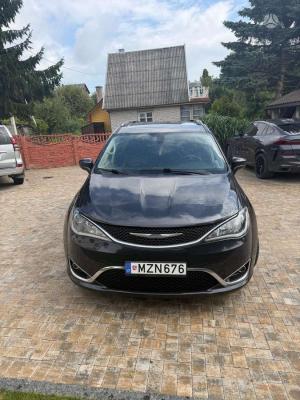 Blue Chrysler Pacifica 2020 in Kaunas, with an engine capacity of 3.60 L and mileage of 117 thousand km for 18200 €, photo 4 on AUTOMOTO.COM.LV