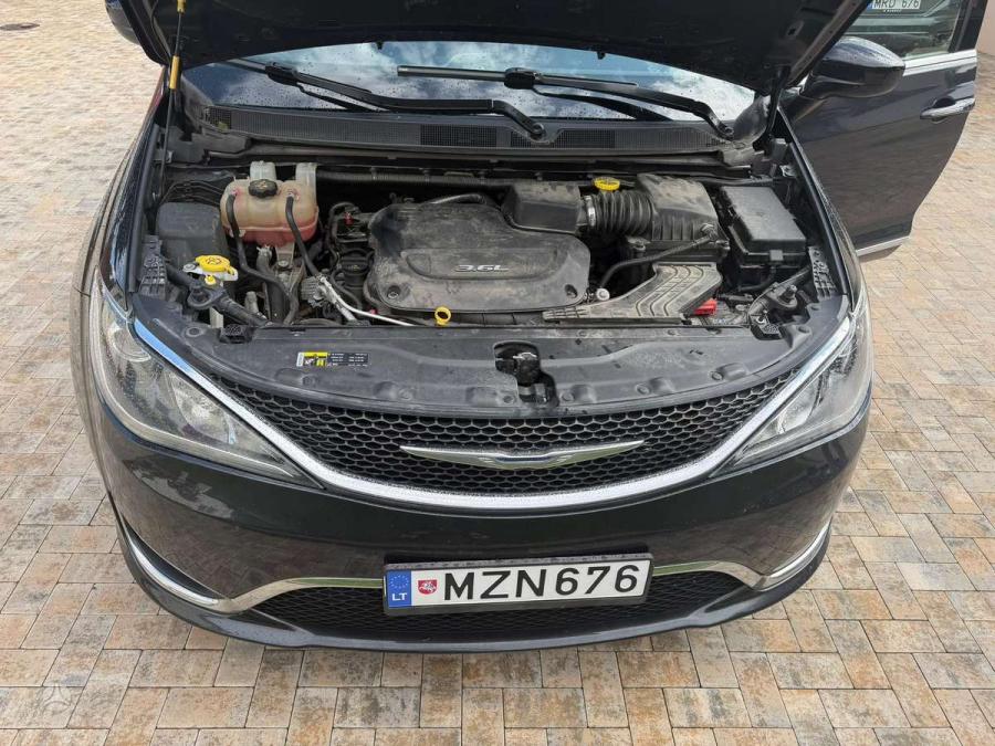 Blue Chrysler Pacifica 2020 in Kaunas, with an engine capacity of 3.60 L and mileage of 117 thousand km for 18200 €, photo 5 on AUTOMOTO.COM.LV