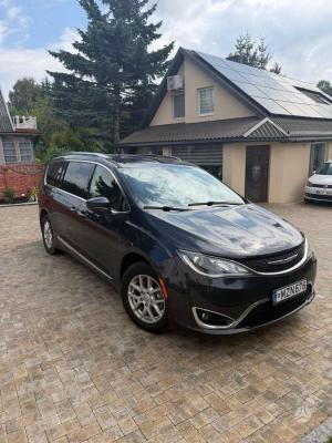 Blue Chrysler Pacifica 2020 in Kaunas, with an engine capacity of 3.60 L and mileage of 117 thousand km for 18200 €, photo 6 on AUTOMOTO.COM.LV