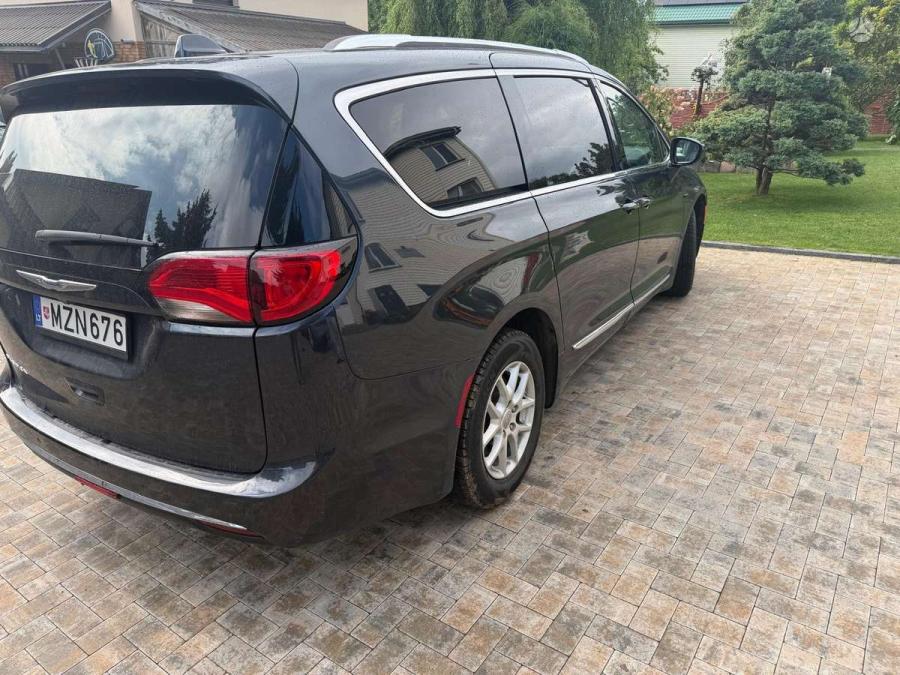 Blue Chrysler Pacifica 2020 in Kaunas, with an engine capacity of 3.60 L and mileage of 117 thousand km for 18200 €, photo 7 on AUTOMOTO.COM.LV