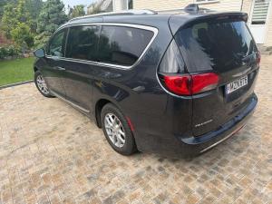 Blue Chrysler Pacifica 2020 in Kaunas, with an engine capacity of 3.60 L and mileage of 117 thousand km for 18200 €, photo 8 on AUTOMOTO.COM.LV