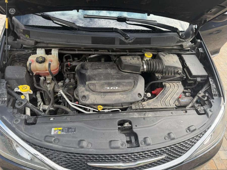 Blue Chrysler Pacifica 2020 in Kaunas, with an engine capacity of 3.60 L and mileage of 117 thousand km for 18200 €, photo 9 on AUTOMOTO.COM.LV