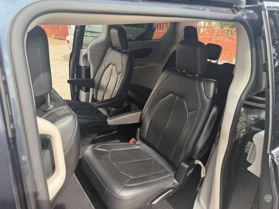 Blue Chrysler Pacifica 2020 in Kaunas, with an engine capacity of 3.60 L and mileage of 117 thousand km for 18200 €, photo 10 on AUTOMOTO.COM.LV