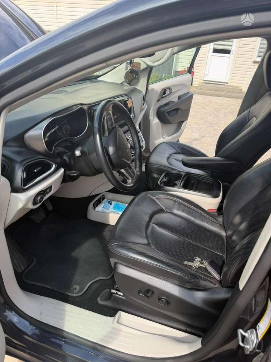 Blue Chrysler Pacifica 2020 in Kaunas, with an engine capacity of 3.60 L and mileage of 117 thousand km for 18200 €, photo 12 on AUTOMOTO.COM.LV