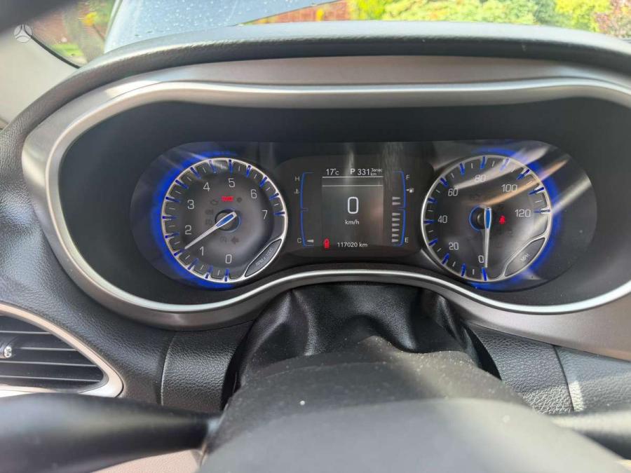 Blue Chrysler Pacifica 2020 in Kaunas, with an engine capacity of 3.60 L and mileage of 117 thousand km for 18200 €, photo 14 on AUTOMOTO.COM.LV