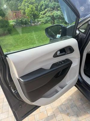 Blue Chrysler Pacifica 2020 in Kaunas, with an engine capacity of 3.60 L and mileage of 117 thousand km for 18200 €, photo 16 on AUTOMOTO.COM.LV