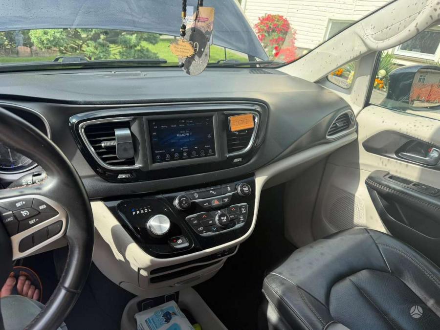 Blue Chrysler Pacifica 2020 in Kaunas, with an engine capacity of 3.60 L and mileage of 117 thousand km for 18200 €, photo 18 on AUTOMOTO.COM.LV