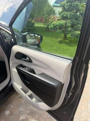 Blue Chrysler Pacifica 2020 in Kaunas, with an engine capacity of 3.60 L and mileage of 117 thousand km for 18200 €, photo 19 on AUTOMOTO.COM.LV