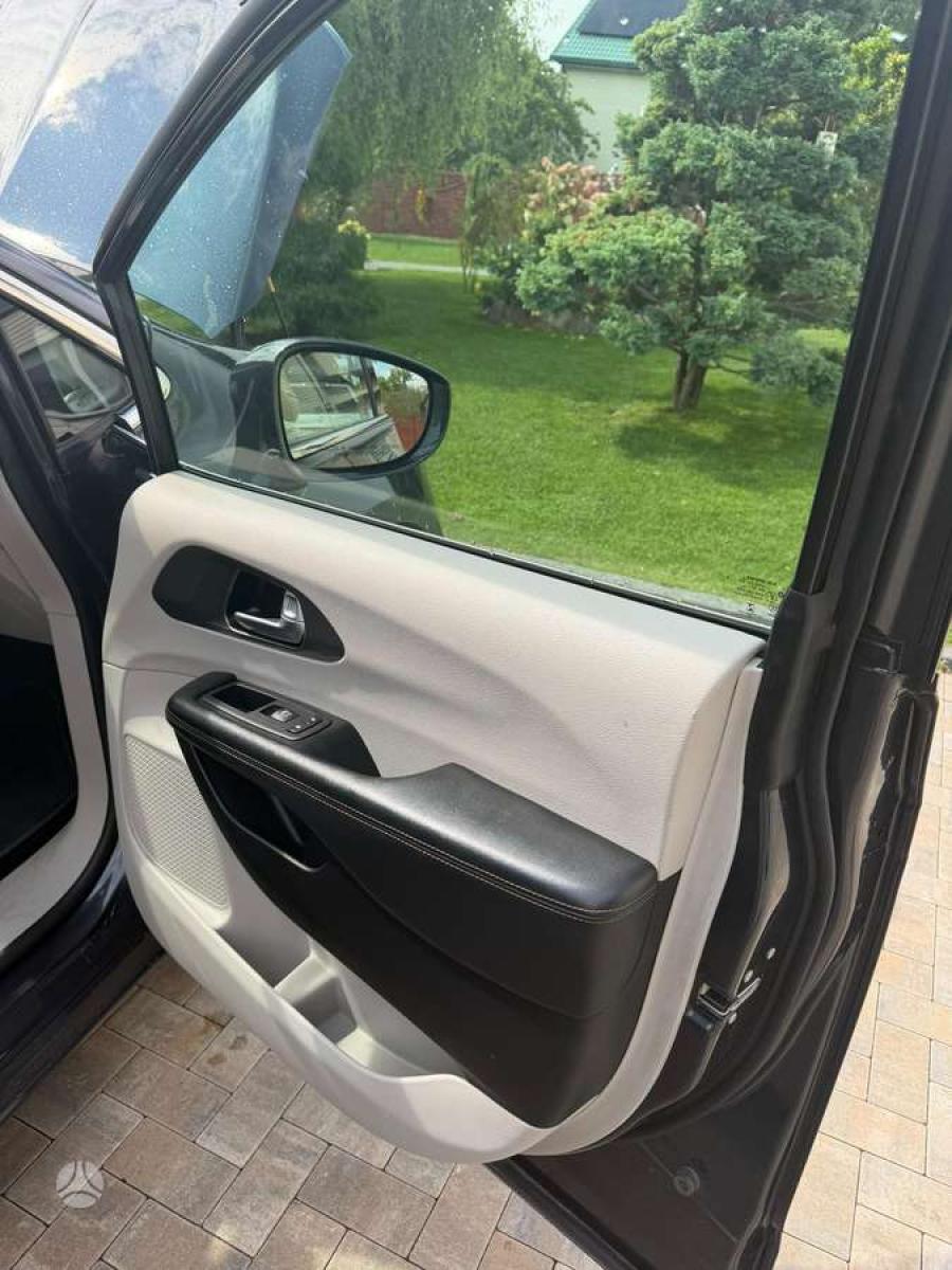 Blue Chrysler Pacifica 2020 in Kaunas, with an engine capacity of 3.60 L and mileage of 117 thousand km for 18200 €, photo 19 on AUTOMOTO.COM.LV
