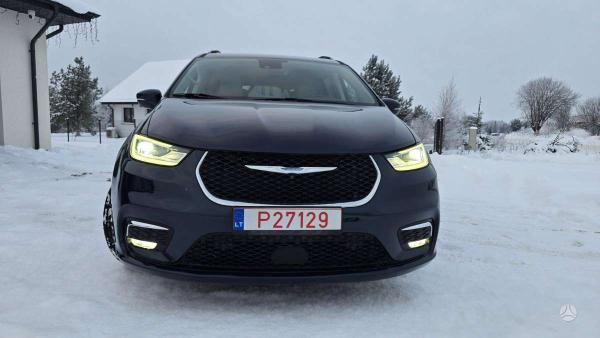 Blue Chrysler Pacifica 2021 in Vilnius, with an engine capacity of 0.00 L and mileage of 112 thousand km for 22500 €, photo 1 on AUTOMOTO.COM.LV
