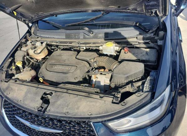Blue Chrysler Pacifica 2021 in Kaunas, with an engine capacity of 3.60 L and mileage of 161 thousand km for 13550 €, photo 8 on AUTOMOTO.COM.LV