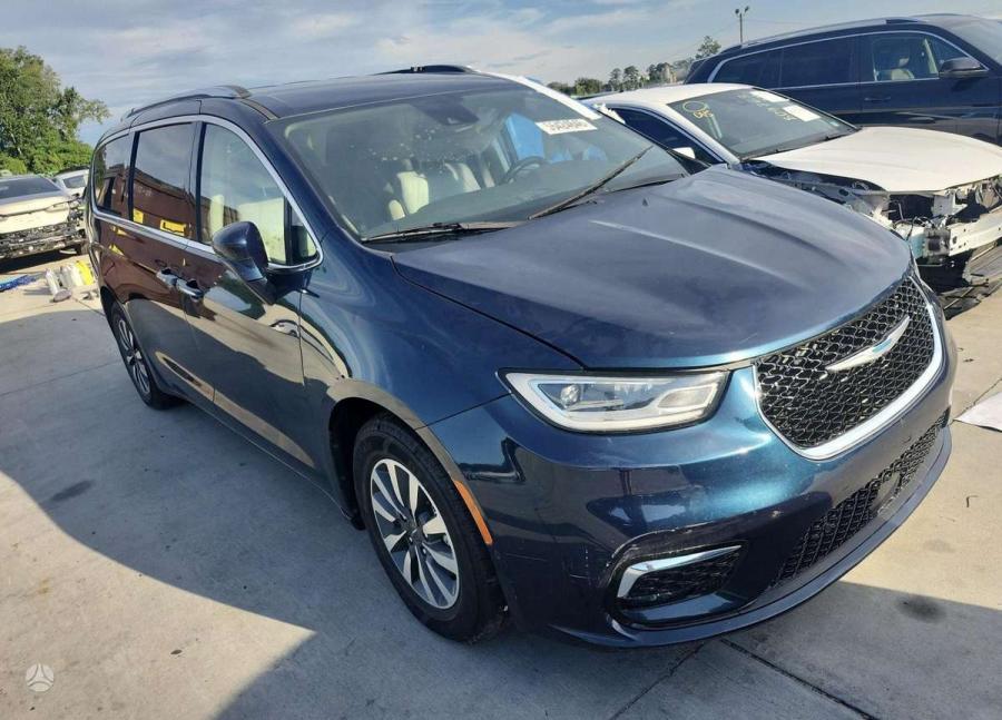 Blue Chrysler Pacifica 2021 in Kaunas, with an engine capacity of 3.60 L and mileage of 161 thousand km for 13550 €, photo 1 on AUTOMOTO.COM.LV